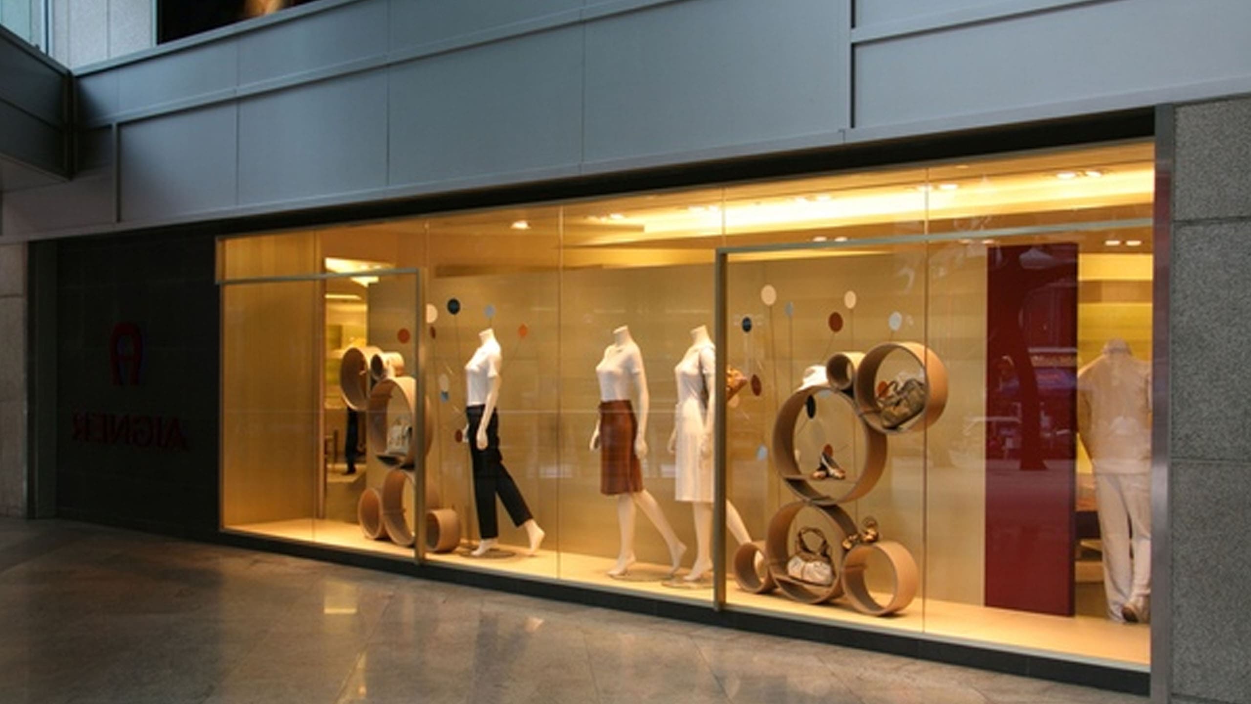 Frameless & Toughened Glass Shopfront Solution London, UK